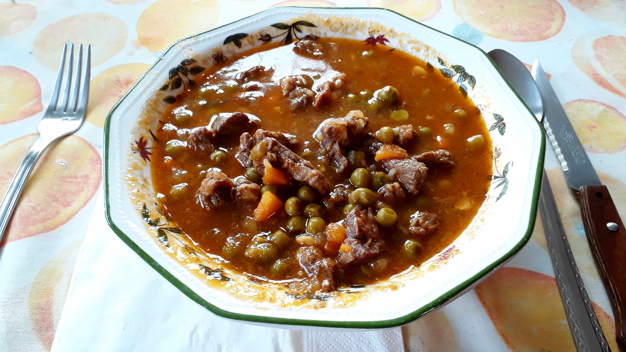 Ternera en Salsa con Patatas y Guisantes | Recetaland