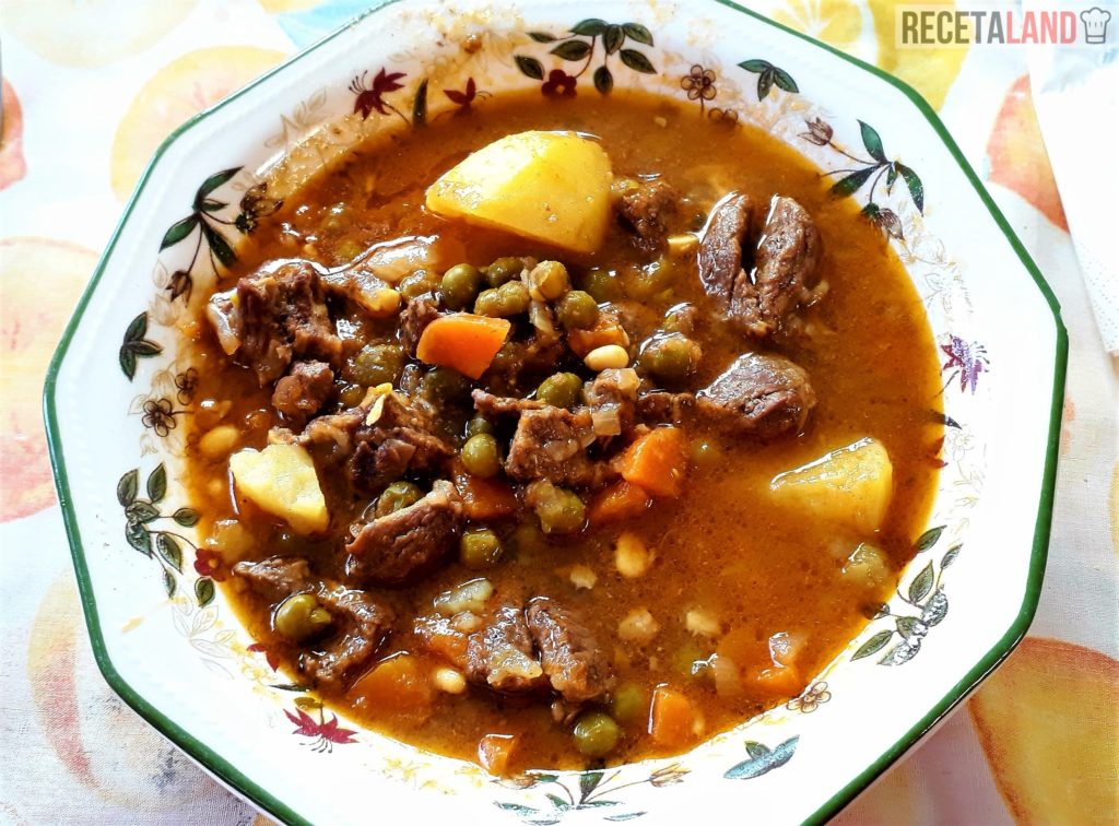 Ternera en Salsa con Patatas y Guisantes | Recetaland